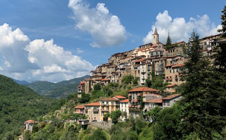 Il borgo di Apricale, in Liguria, il suo castello e la sua magia Il borgo di Apricale, in Liguria, il suo castello e la sua magia